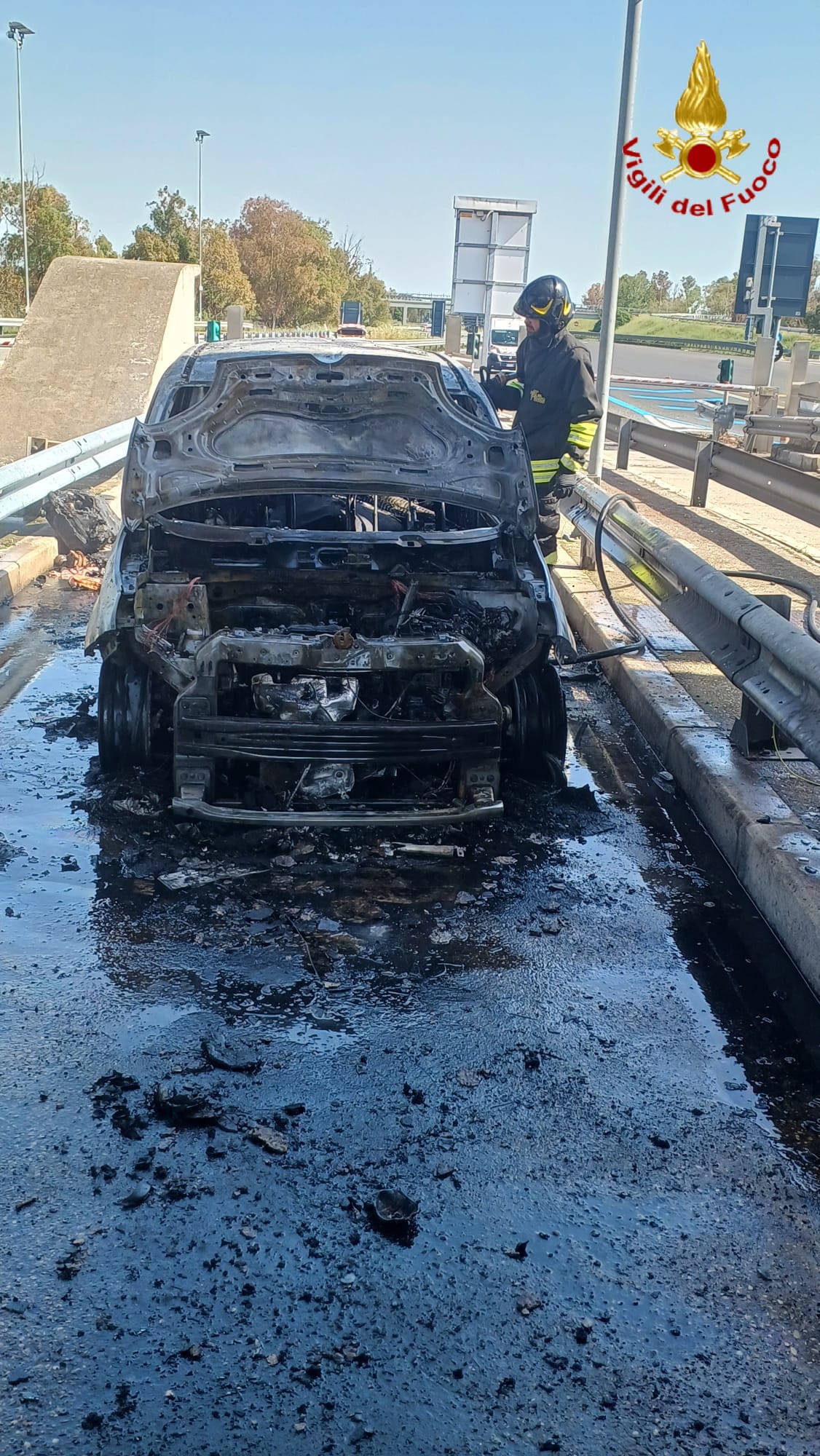 Maccarese, auto in fiamme al casello dell'autostrada A12 Maccarese, auto in fiamme al casello dell'autostrada A12